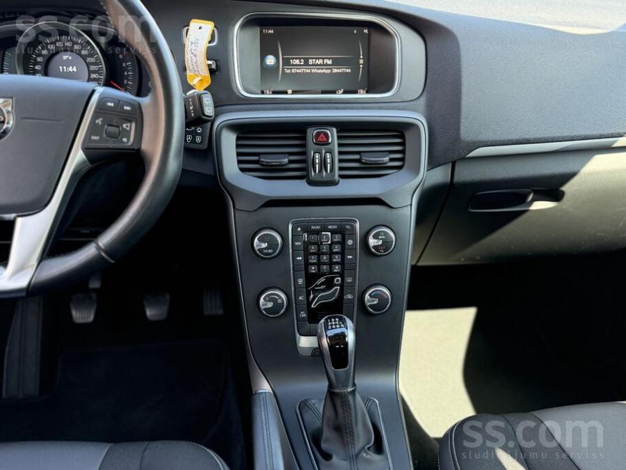 Grey Volvo V40 2019 in Riga, with an engine capacity of 2.00 L and mileage of 104 thousand km for 11900 €, photo 10 on AUTOMOTO.COM.LV