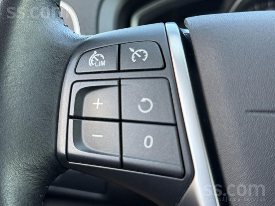 Grey Volvo V40 2019 in Riga, with an engine capacity of 2.00 L and mileage of 104 thousand km for 11900 €, photo 13 on AUTOMOTO.COM.LV