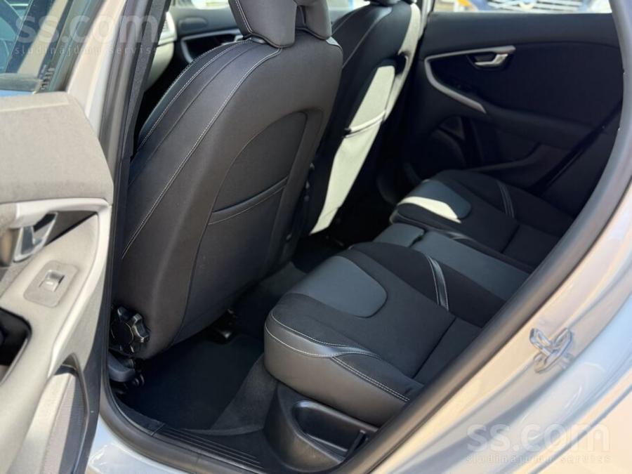 Grey Volvo V40 2019 in Riga, with an engine capacity of 2.00 L and mileage of 104 thousand km for 11900 €, photo 15 on AUTOMOTO.COM.LV