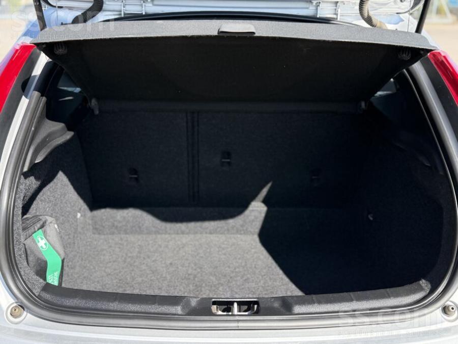 Grey Volvo V40 2019 in Riga, with an engine capacity of 2.00 L and mileage of 104 thousand km for 11900 €, photo 16 on AUTOMOTO.COM.LV