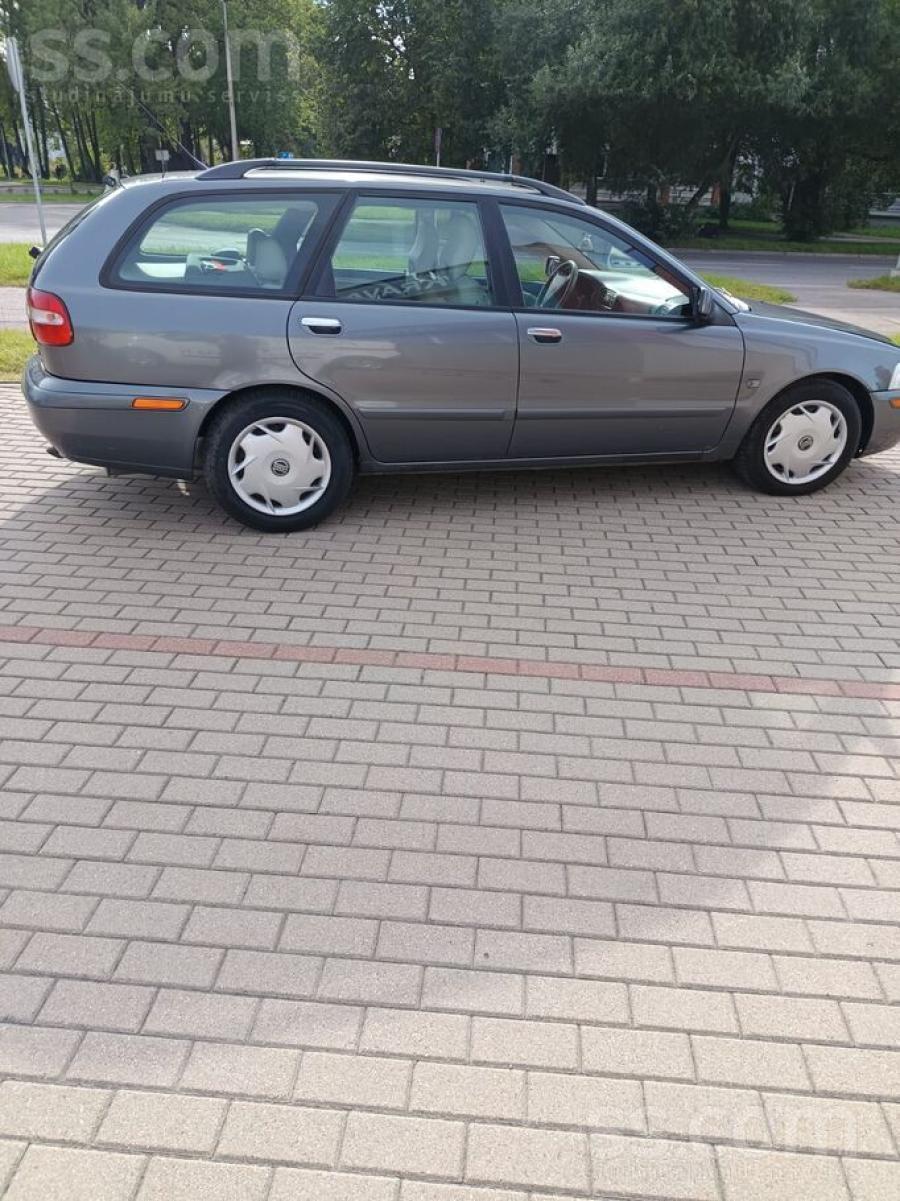 Pelēks Volvo V40 2004 Rīga, ar dzinēja tilpumu 1.90 L un nobraukumu 176 tūkst. km par 1100 €, foto 1 vietnē AUTOMOTO.COM.LV