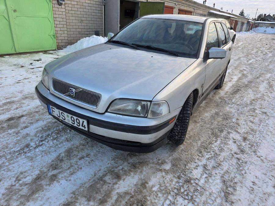 Pelēks Volvo V40 1999 Kėdainiai, ar dzinēja tilpumu 2.00 L un nobraukumu 198 tūkst. km par 650 €, foto 1 vietnē AUTOMOTO.COM.LV