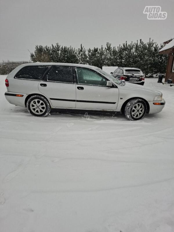 Grey Volvo V40 2000 in Elektrenai, with an engine capacity of 1.90 L and mileage of 325 thousand km for 899 €, photo 8 on AUTOMOTO.COM.LV