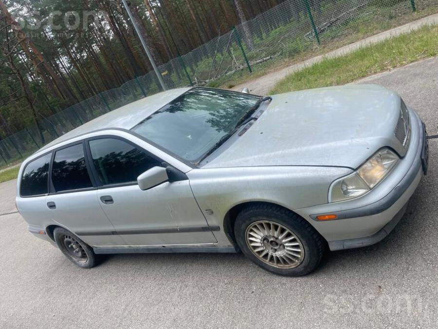 Grey Volvo V40 2000 in Riga, with an engine capacity of 1.60 L and mileage of 0 thousand km for 298 €, photo 1 on AUTOMOTO.COM.LV
