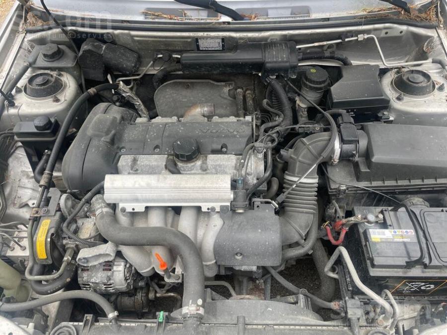 Grey Volvo V40 2000 in Riga, with an engine capacity of 1.60 L and mileage of 0 thousand km for 298 €, photo 9 on AUTOMOTO.COM.LV