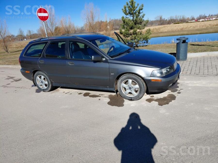 Grey Volvo V40 2001 in Saldus, with an engine capacity of 1.90 L and mileage of 290 thousand km for 1350 €, photo 3 on AUTOMOTO.COM.LV