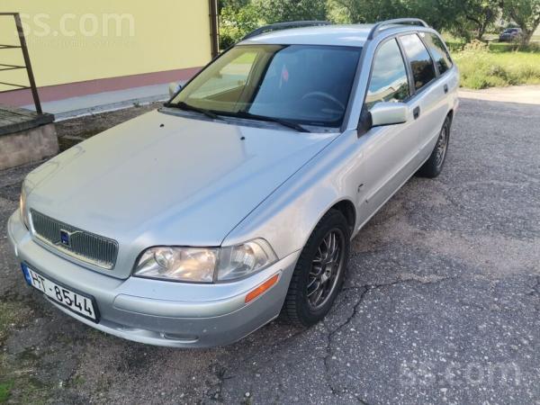 Pelēks Volvo V40 2001 Daugavpils, ar dzinēja tilpumu 1.90 L un nobraukumu 422 tūkst. km par 1100 €, foto 1 vietnē AUTOMOTO.COM.LV