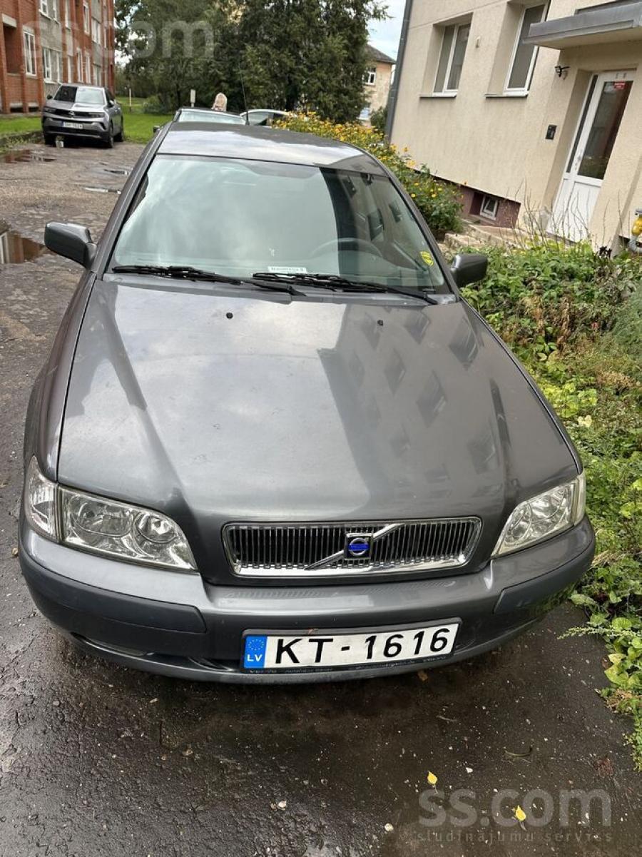Pelēks Volvo V40 2001 Valmiera, ar dzinēja tilpumu 1.60 L un nobraukumu 243 tūkst. km par 600 €, foto 3 vietnē AUTOMOTO.COM.LV
