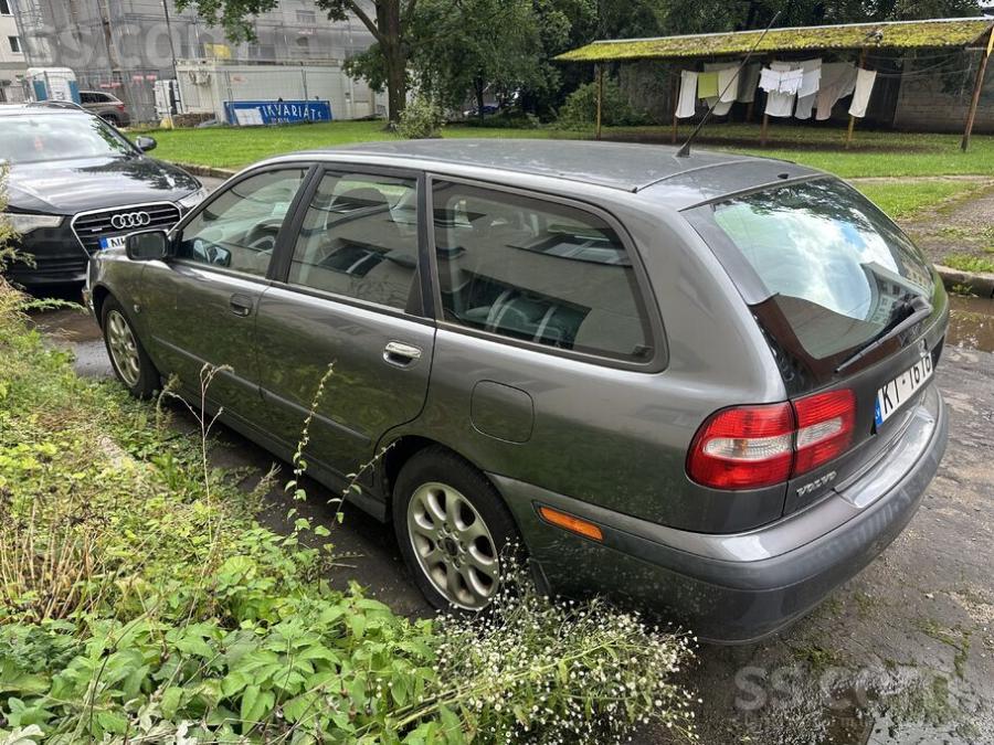 Pelēks Volvo V40 2001 Valmiera, ar dzinēja tilpumu 1.60 L un nobraukumu 243 tūkst. km par 600 €, foto 7 vietnē AUTOMOTO.COM.LV