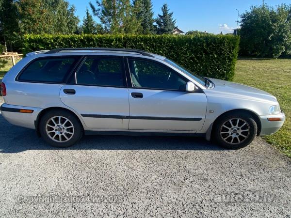 Pelēks Volvo V40 2001 Tallina, ar dzinēja tilpumu 1.90 L un nobraukumu 285 tūkst. km par 900 €, foto 1 vietnē AUTOMOTO.COM.LV