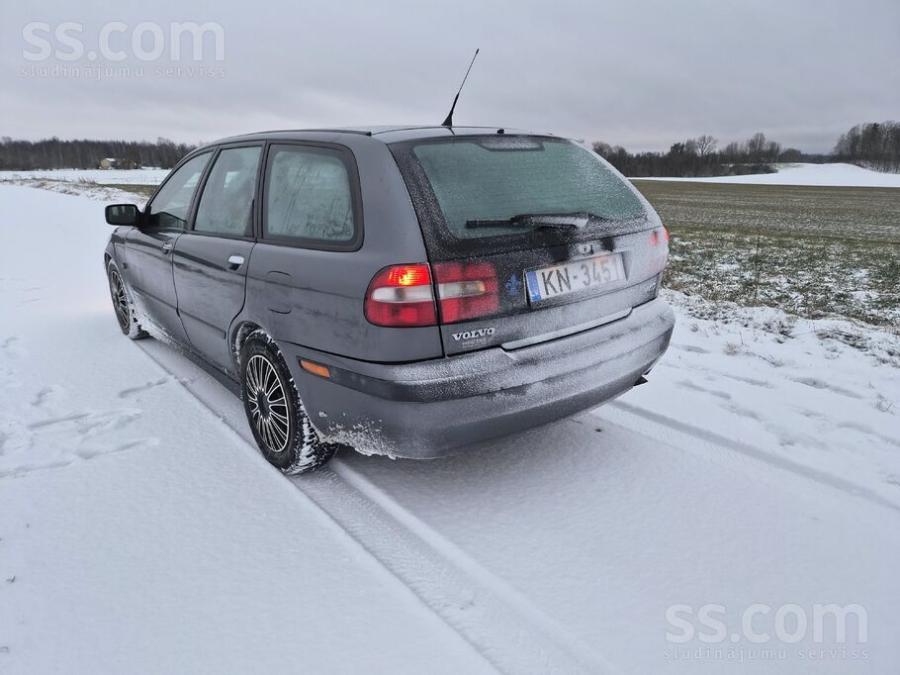 Pelēks Volvo V40 2002 Aizkraukle, ar dzinēja tilpumu 1.90 L un nobraukumu 398 tūkst. km par 790 €, foto 2 vietnē AUTOMOTO.COM.LV