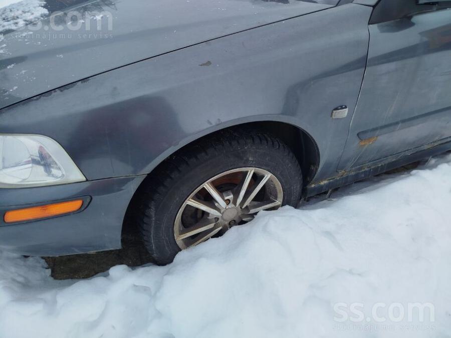 Pelēks Volvo V40 2002 Rīga, ar dzinēja tilpumu 1.90 L un nobraukumu 364 tūkst. km par 300 €, foto 3 vietnē AUTOMOTO.COM.LV