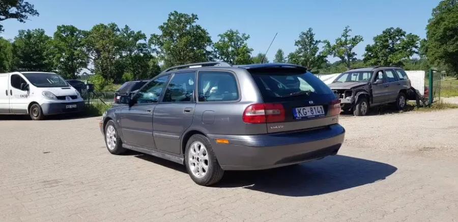 Pelēks Volvo V40 2002 Valmiera, ar dzinēja tilpumu 1.90 L un nobraukumu 334 tūkst. km par 1200 €, foto 6 vietnē AUTOMOTO.COM.LV