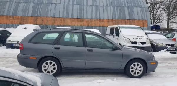 Pelēks Volvo V40 2002 Valmiera, ar dzinēja tilpumu 1.90 L un nobraukumu 344 tūkst. km par 1250 €, foto 2 vietnē AUTOMOTO.COM.LV