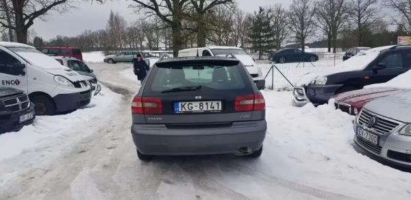 Pelēks Volvo V40 2002 Valmiera, ar dzinēja tilpumu 1.90 L un nobraukumu 344 tūkst. km par 1250 €, foto 4 vietnē AUTOMOTO.COM.LV