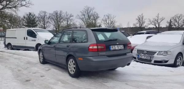 Pelēks Volvo V40 2002 Valmiera, ar dzinēja tilpumu 1.90 L un nobraukumu 344 tūkst. km par 1250 €, foto 5 vietnē AUTOMOTO.COM.LV