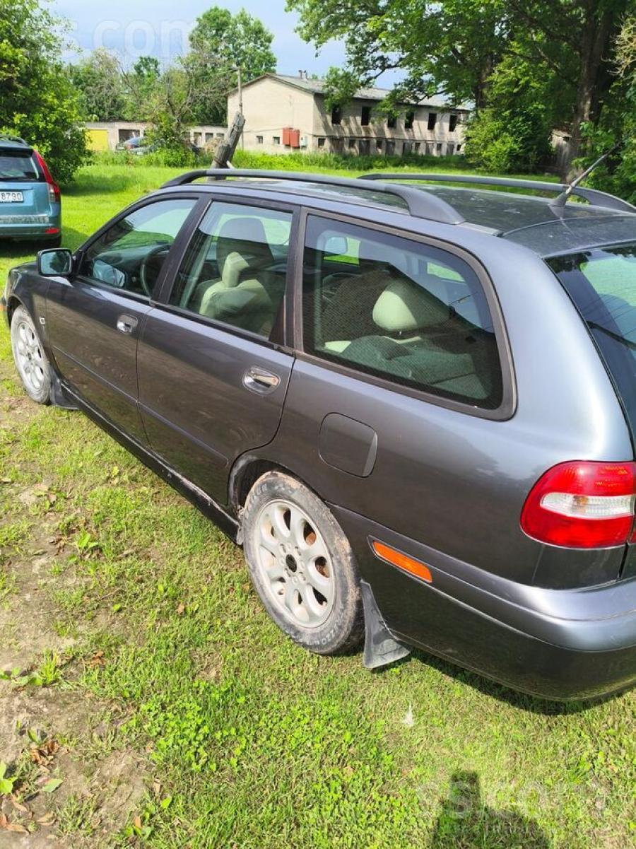 Pelēks Volvo V40 2003 Rēzekne, ar dzinēja tilpumu 1.90 L un nobraukumu 357 tūkst. km par 1200 €, foto 2 vietnē AUTOMOTO.COM.LV