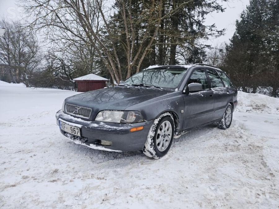 Grey Volvo V40 2003 in Cesis, with an engine capacity of 1.90 L and mileage of 377 thousand km for 830 €, photo 1 on AUTOMOTO.COM.LV