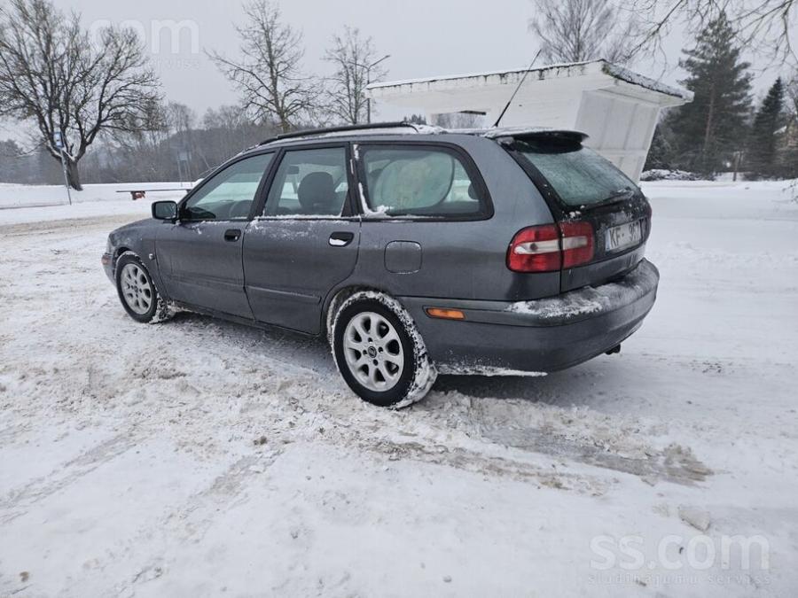 Grey Volvo V40 2003 in Cesis, with an engine capacity of 1.90 L and mileage of 377 thousand km for 830 €, photo 4 on AUTOMOTO.COM.LV