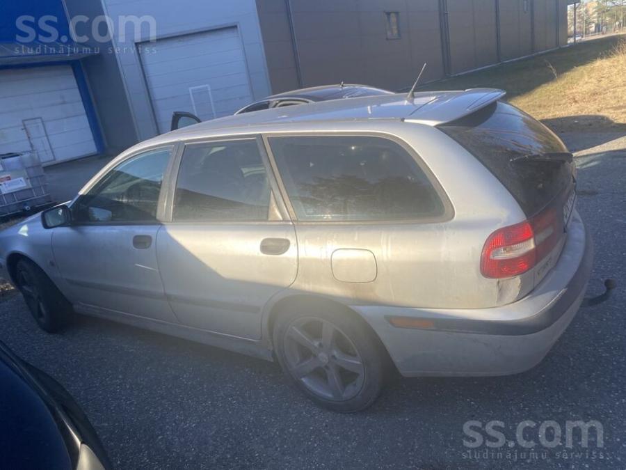 Pelēks Volvo V40 2003 Rīga, ar dzinēja tilpumu 1.90 L un nobraukumu 262 tūkst. km par 400 €, foto 5 vietnē AUTOMOTO.COM.LV