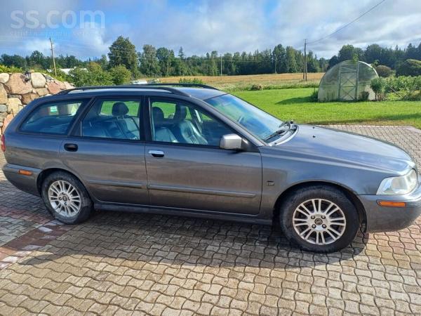 Серый Вольво В40 2003 в Рига, объемом двигателя 1.90 л и пробегом 304 тыс. км за 1000 €, фото 2 на AUTOMOTO.COM.LV
