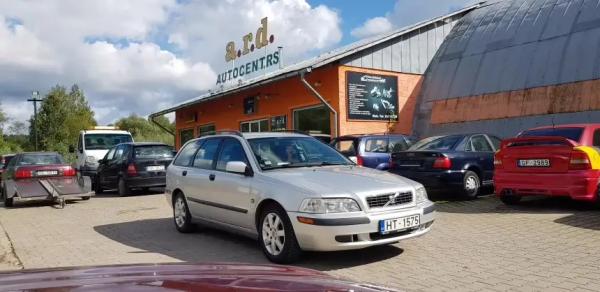 Pelēks Volvo V40 2003 Valmiera, ar dzinēja tilpumu 1.90 L un nobraukumu 428 tūkst. km par 1250 €, foto 1 vietnē AUTOMOTO.COM.LV