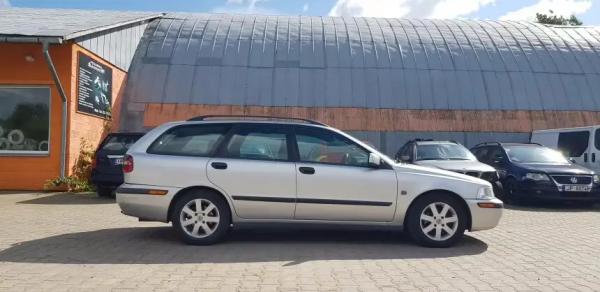 Pelēks Volvo V40 2003 Valmiera, ar dzinēja tilpumu 1.90 L un nobraukumu 428 tūkst. km par 1250 €, foto 2 vietnē AUTOMOTO.COM.LV
