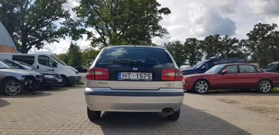 Pelēks Volvo V40 2003 Valmiera, ar dzinēja tilpumu 1.90 L un nobraukumu 428 tūkst. km par 1250 €, foto 5 vietnē AUTOMOTO.COM.LV