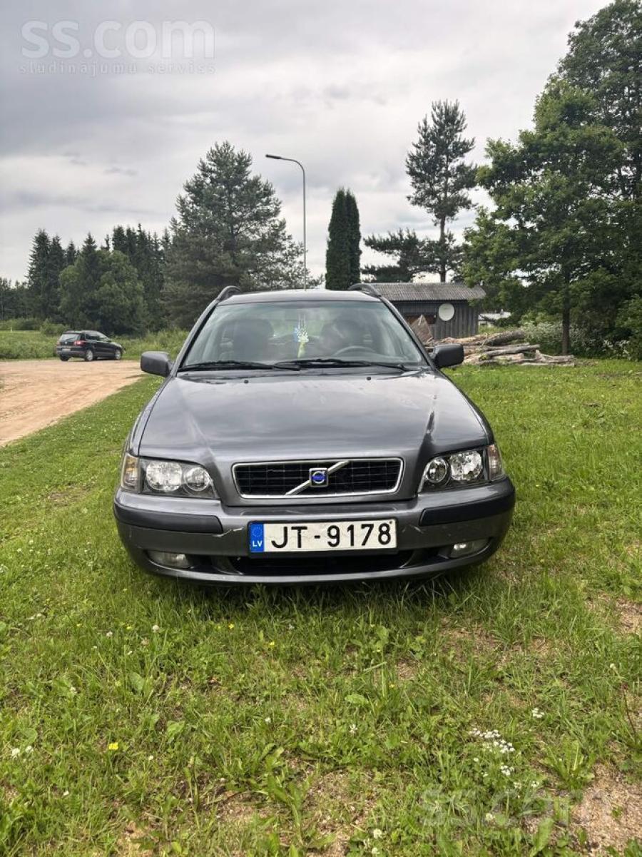 Pelēks Volvo V40 2003 Alūksne, ar dzinēja tilpumu 1.90 L un nobraukumu 472 tūkst. km par 1450 €, foto 1 vietnē AUTOMOTO.COM.LV