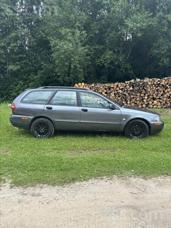 Pelēks Volvo V40 2003 Alūksne, ar dzinēja tilpumu 1.90 L un nobraukumu 472 tūkst. km par 1450 €, foto 4 vietnē AUTOMOTO.COM.LV