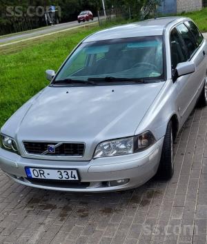 Pelēks Volvo V40 2003 Rīga, ar dzinēja tilpumu 1.90 L un nobraukumu 442 tūkst. km par 870 €, foto  vietnē AUTOMOTO.COM.LV