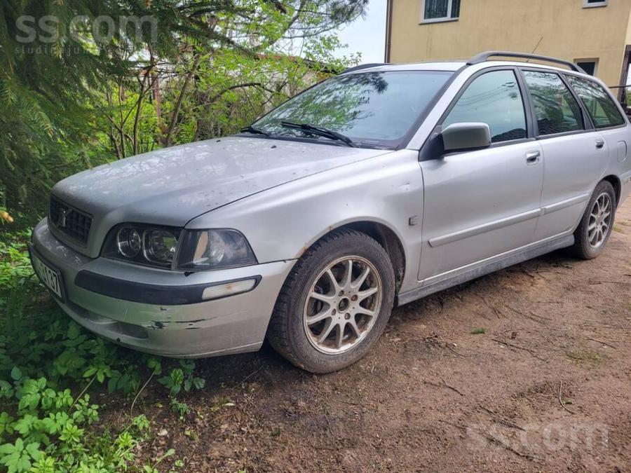 Pelēks Volvo V40 2003 Rīga, ar dzinēja tilpumu 1.90 L un nobraukumu 282 tūkst. km par 680 €, foto 4 vietnē AUTOMOTO.COM.LV