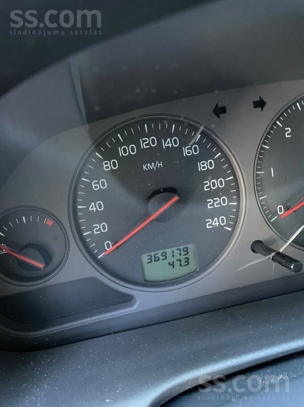 Pelēks Volvo V40 2003 Rīga, ar dzinēja tilpumu 1.90 L un nobraukumu 370 tūkst. km par 1300 €, foto 8 vietnē AUTOMOTO.COM.LV