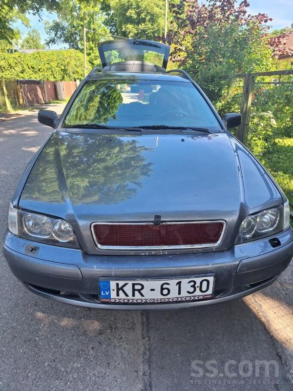 Grey Volvo V40 2004 in Jurmala, with an engine capacity of 1.90 L and mileage of 432 thousand km for 900 €, photo 3 on AUTOMOTO.COM.LV