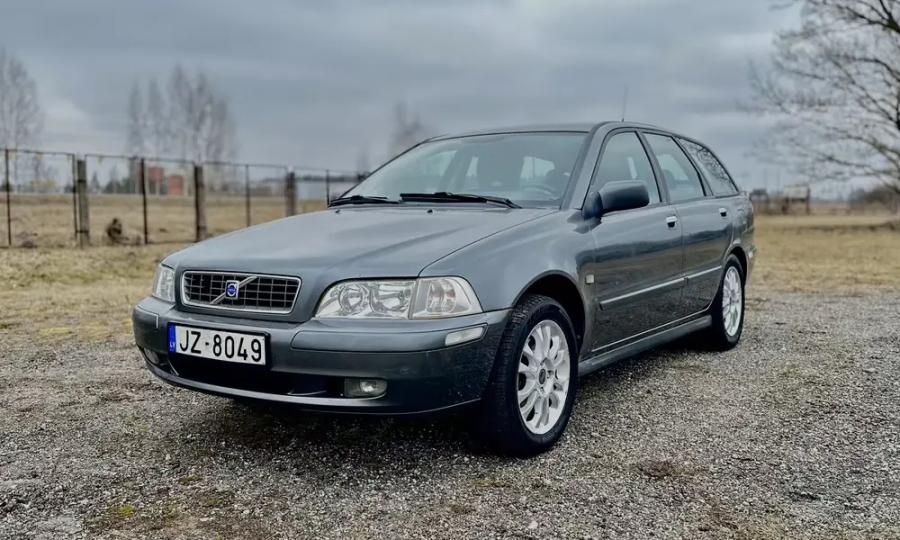 Grey Volvo V40 2004 in Jelgava, with an engine capacity of 1.80 L and mileage of 308 thousand km for 999 €, photo 1 on AUTOMOTO.COM.LV