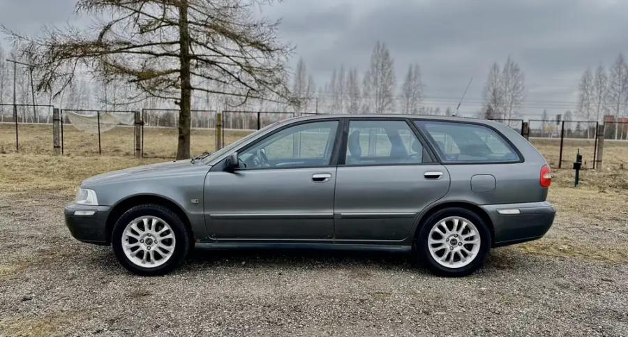 Grey Volvo V40 2004 in Jelgava, with an engine capacity of 1.80 L and mileage of 308 thousand km for 999 €, photo 9 on AUTOMOTO.COM.LV