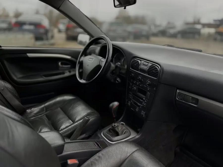 Grey Volvo V40 2004 in Jelgava, with an engine capacity of 1.80 L and mileage of 308 thousand km for 999 €, photo 10 on AUTOMOTO.COM.LV