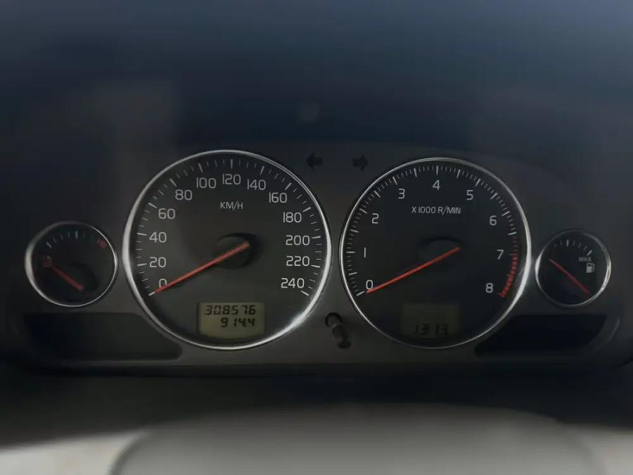 Grey Volvo V40 2004 in Jelgava, with an engine capacity of 1.80 L and mileage of 308 thousand km for 999 €, photo 15 on AUTOMOTO.COM.LV
