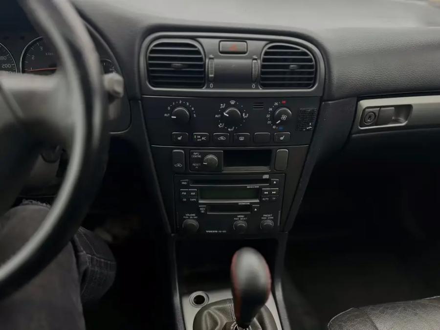 Grey Volvo V40 2004 in Jelgava, with an engine capacity of 1.80 L and mileage of 308 thousand km for 999 €, photo 16 on AUTOMOTO.COM.LV