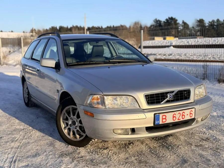 Pelēks Volvo V40 2004 Rīga, ar dzinēja tilpumu 1.90 L un nobraukumu 280 tūkst. km par 2400 €, foto 1 vietnē AUTOMOTO.COM.LV