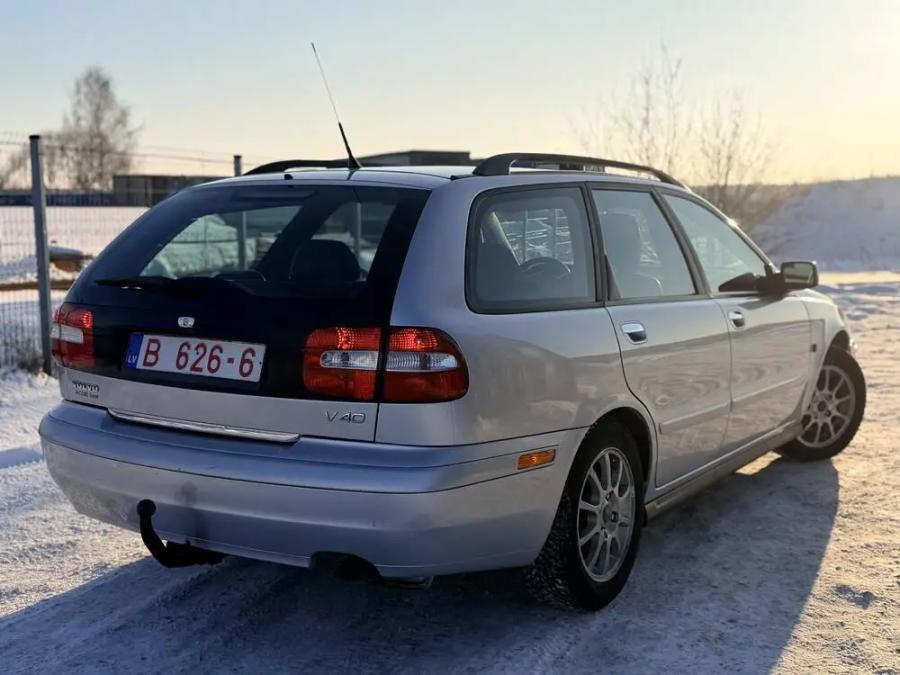 Pelēks Volvo V40 2004 Rīga, ar dzinēja tilpumu 1.90 L un nobraukumu 280 tūkst. km par 2400 €, foto 5 vietnē AUTOMOTO.COM.LV