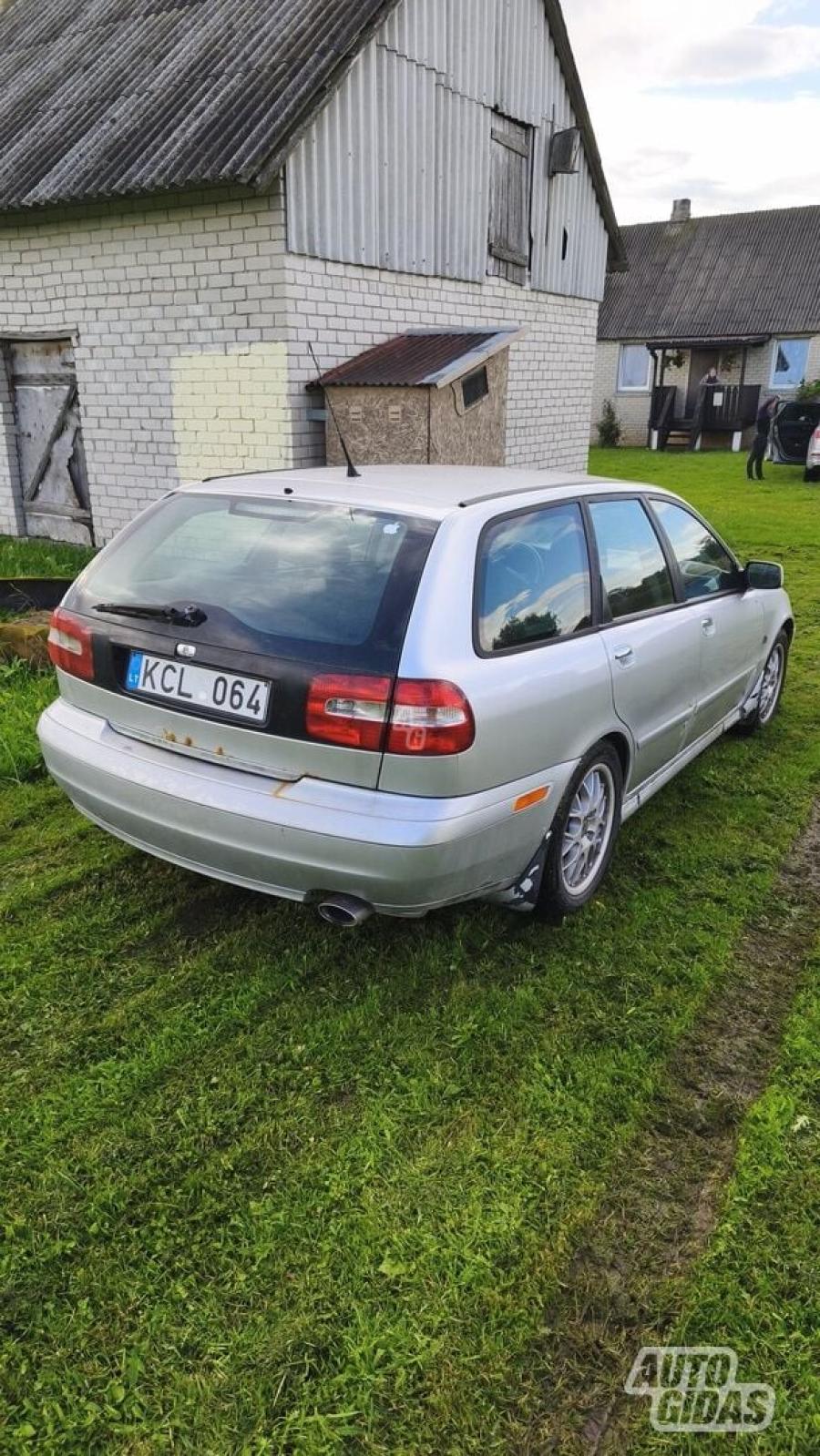 Pelēks Volvo V40 2004 Elektrėnai, ar dzinēja tilpumu 1.80 L un nobraukumu 280 tūkst. km par 950 €, foto 4 vietnē AUTOMOTO.COM.LV
