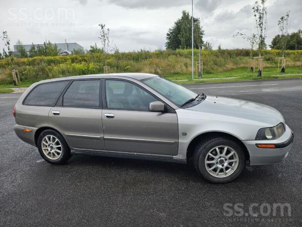 Grey Volvo V40 2004 in Jelgava, with an engine capacity of 1.90 L and mileage of 336 thousand km for 900 €, photo 3 on AUTOMOTO.COM.LV