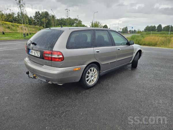 Grey Volvo V40 2004 in Jelgava, with an engine capacity of 1.90 L and mileage of 336 thousand km for 900 €, photo 4 on AUTOMOTO.COM.LV