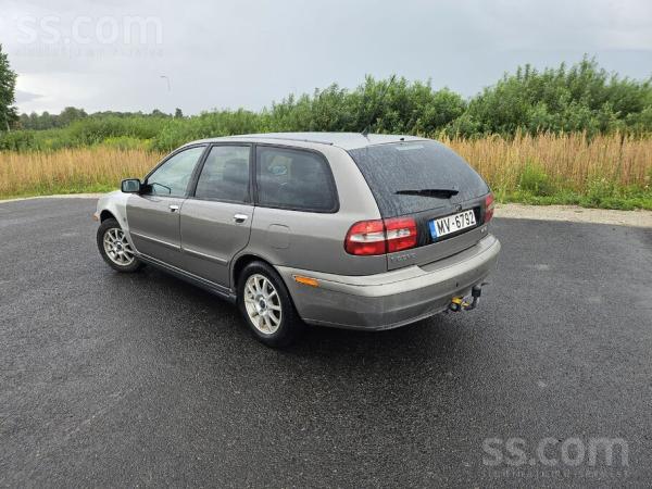Grey Volvo V40 2004 in Jelgava, with an engine capacity of 1.90 L and mileage of 336 thousand km for 900 €, photo 5 on AUTOMOTO.COM.LV