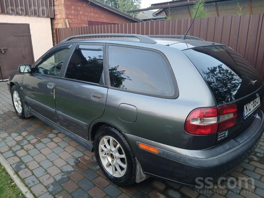 Pelēks Volvo V40 2004 Daugavpils, ar dzinēja tilpumu 1.90 L un nobraukumu 303 tūkst. km par 1100 €, foto 3 vietnē AUTOMOTO.COM.LV