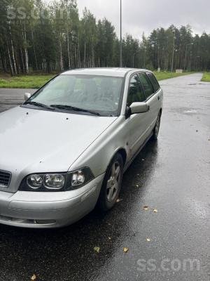Pelēks Volvo V40 2004 Rīga, ar dzinēja tilpumu 1.90 L un nobraukumu 326 tūkst. km par 600 €, foto 3 vietnē AUTOMOTO.COM.LV