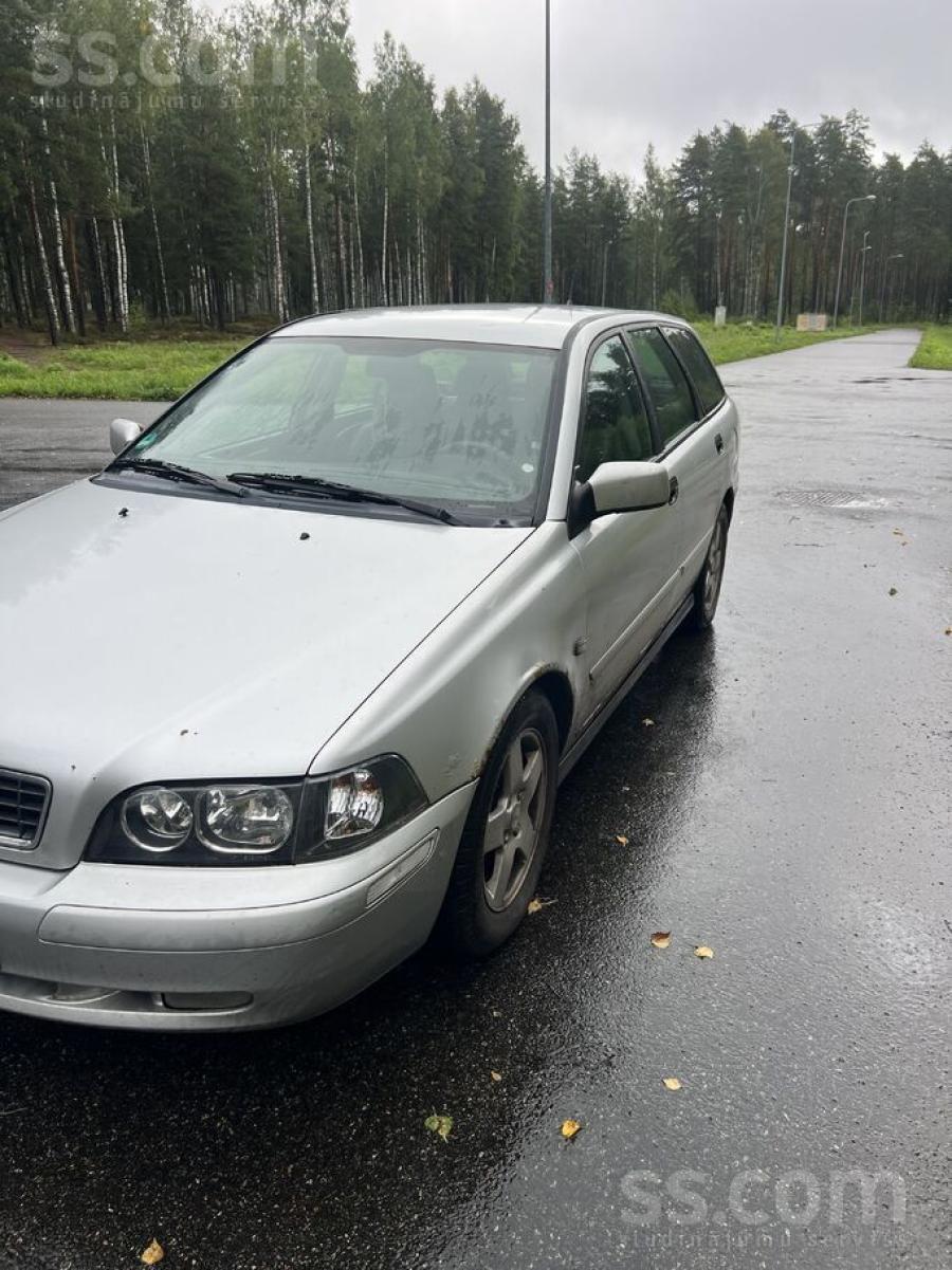Pelēks Volvo V40 2004 Rīga, ar dzinēja tilpumu 1.90 L un nobraukumu 326 tūkst. km par 600 €, foto 3 vietnē AUTOMOTO.COM.LV