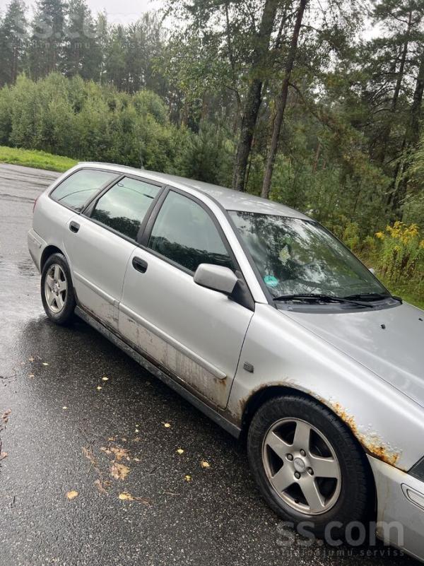 Pelēks Volvo V40 2004 Rīga, ar dzinēja tilpumu 1.90 L un nobraukumu 326 tūkst. km par 600 €, foto 4 vietnē AUTOMOTO.COM.LV