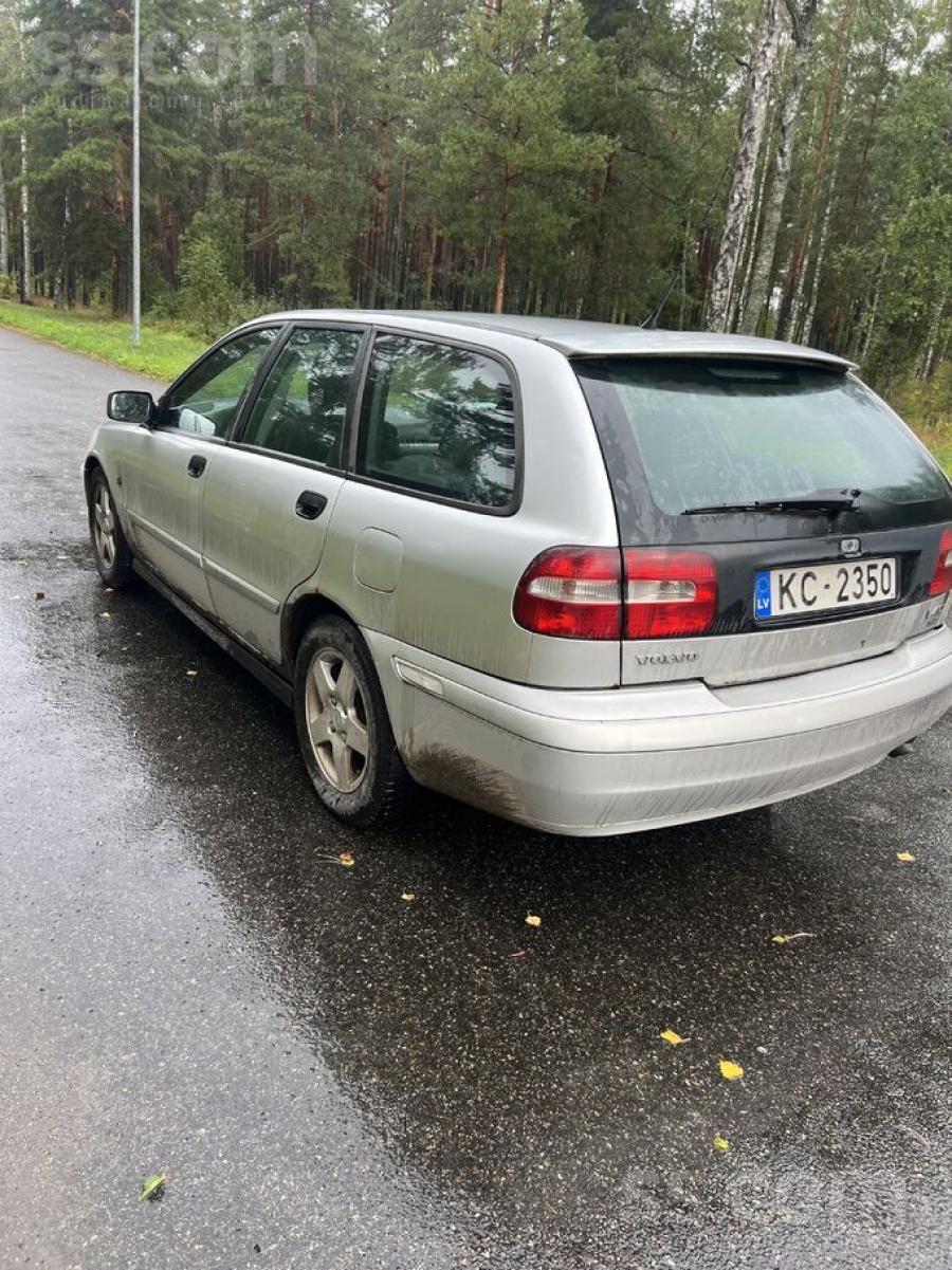 Pelēks Volvo V40 2004 Rīga, ar dzinēja tilpumu 1.90 L un nobraukumu 326 tūkst. km par 600 €, foto 5 vietnē AUTOMOTO.COM.LV